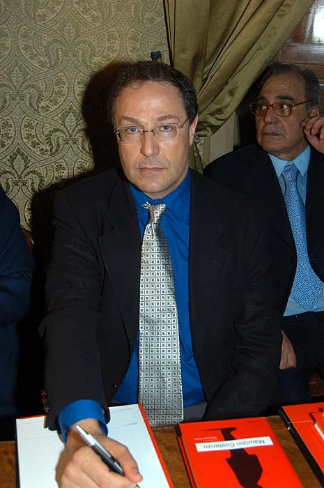 in una sala affollata dove i premiati e i relatori