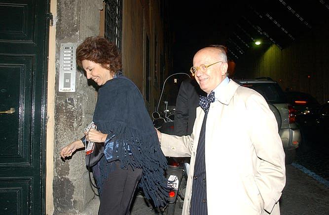 i politici una cangiante signora vattani esce da casa tatò